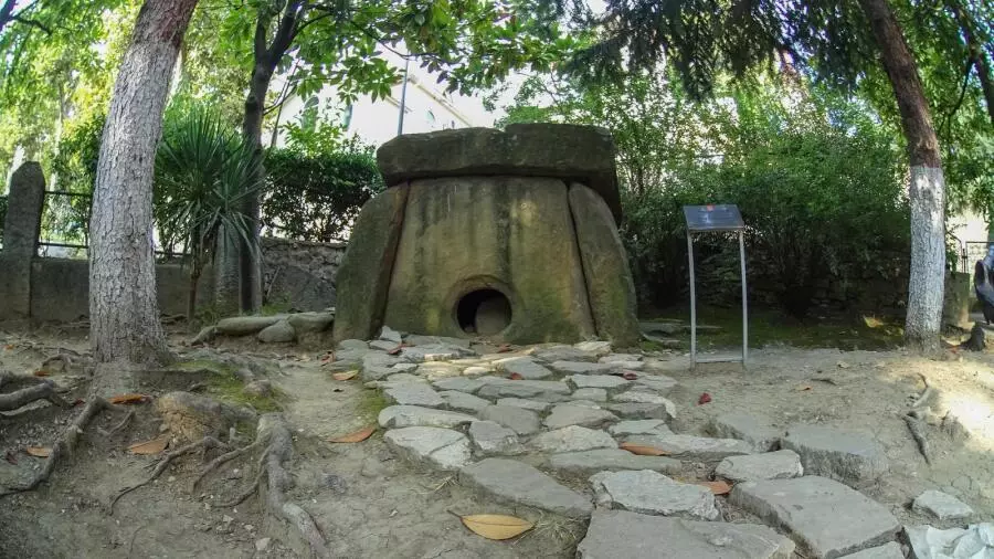 Cad atá spéisiúil le Sochi? Dolmen.