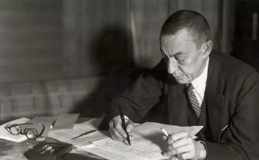 Sergey Rachmaninov ในที่ทำงาน