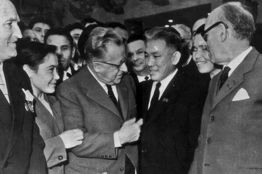 Palmyir Togliatti (i mitten) talar med sekreteraren i Nurebinsky District Committee of the CPSU Yakutsk Assr, Moskva, 20 oktober 1961