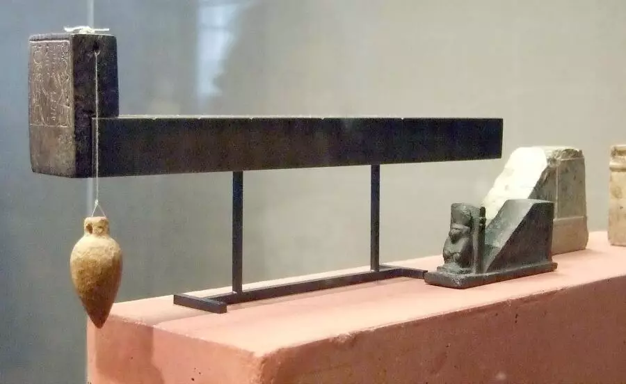 Amenhotta iii Tepches Sungches (Xv Century BC) ka setšoantšo sa molimotsana sea amana. Louvre, Paris