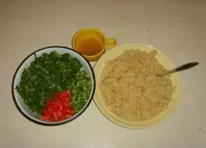 Ti ge wẹwẹ, porridge ṣetan, bota ti dapọ pẹlu oje lẹmọọn.