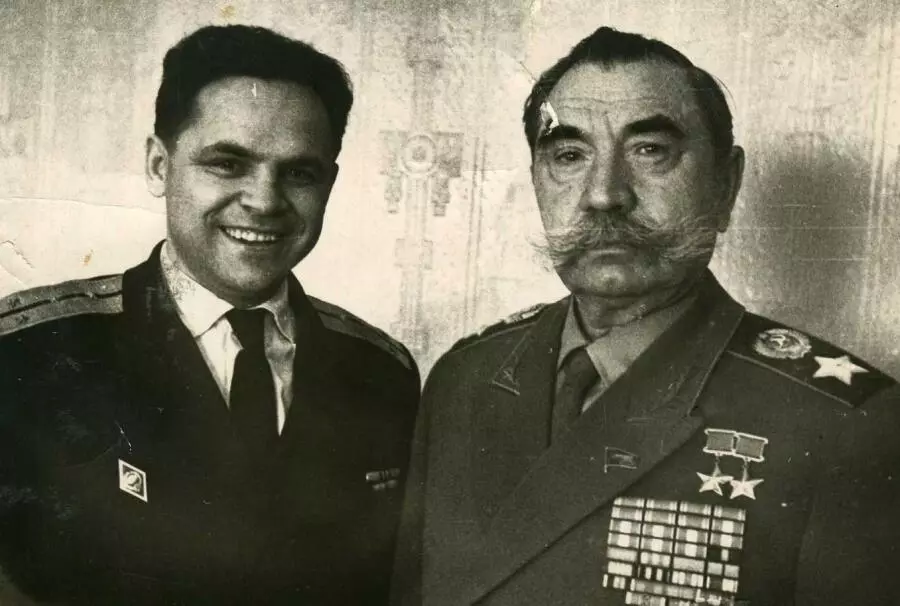 الکساندر Golotubov (سمت چپ) و مایع منی