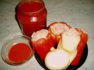 Wir legen die Füllung in die Paprika. In einem Liter warmem Wasser erschüttern wir die Tomatenpaste ...