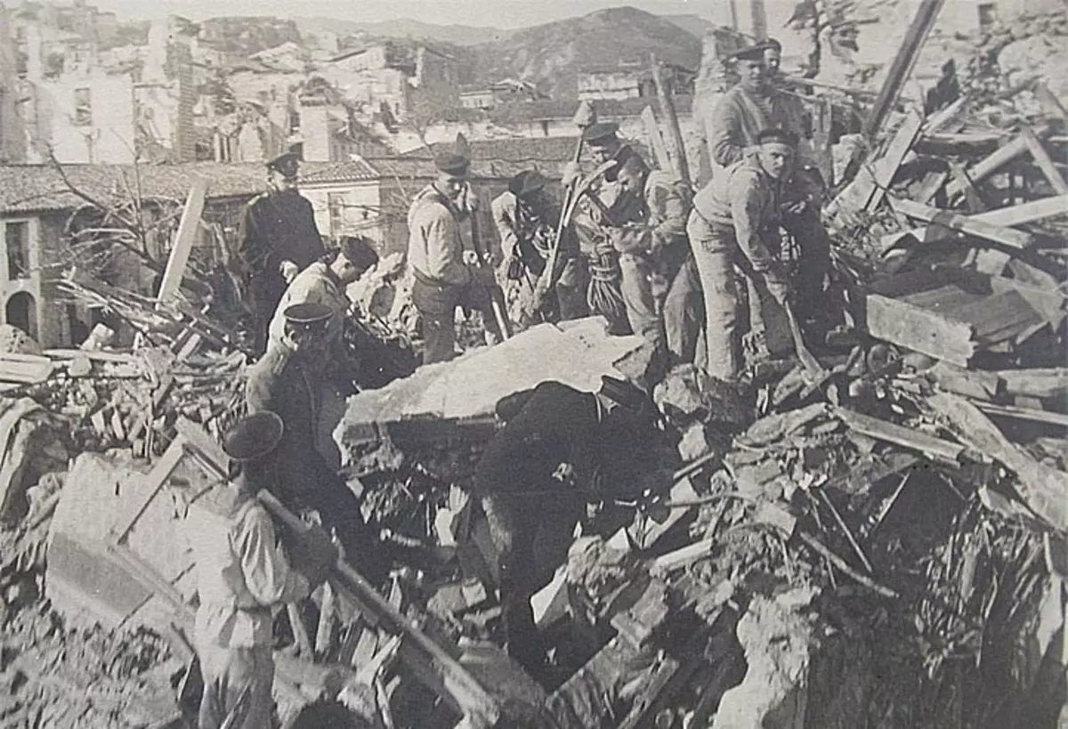 Маракі з браняносца «Слава» на руінах Месіны. 1908 г.