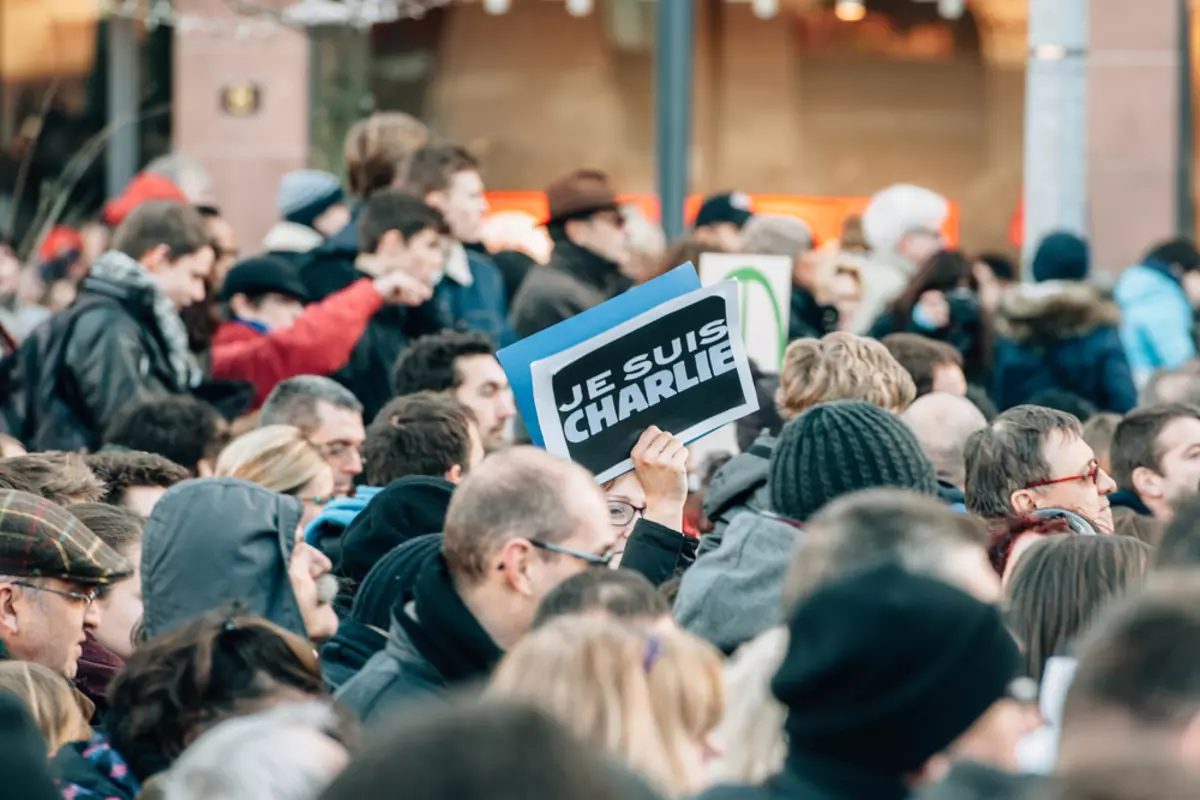 Varför Charli - Ebdo?: Sidor av historien om den berömda franska upplagan