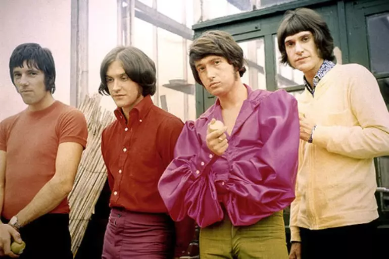 Pourquoi la musique du groupe "The Kinks" est-elle jusqu'à présent?