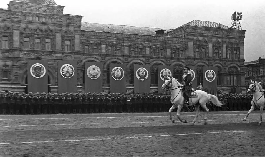 Georgy Zhukov na Victory Parade, Moskva, 1945