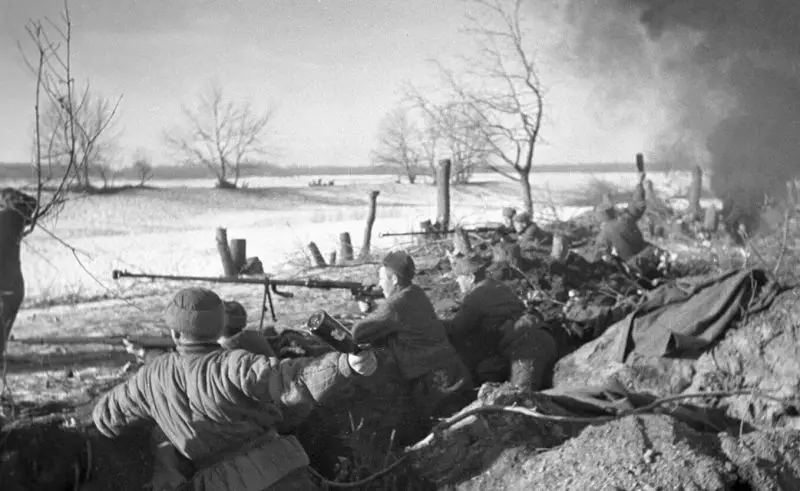 Armure soviétique-amicale avec PTRD-41 (fusil anti-réservoir à chargement unique du système d'échantillonnage de 1941 de DegtyArev) est le feu sur les approches de Stalingrad