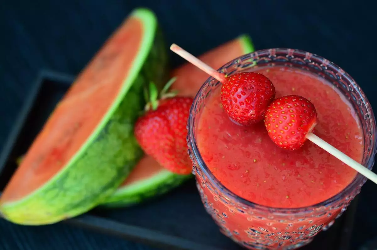 Como cozinhar smoothies? Parte de receitas deliciosas para um começo maravilhoso do dia