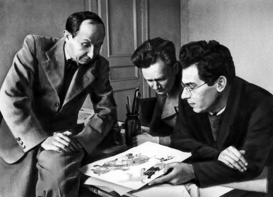 Artistoj P. N. Kupriyanov, N. A. Sokolov kaj M. V. Krylov (KUKRYNIKE) en ilia metiejo, 1945