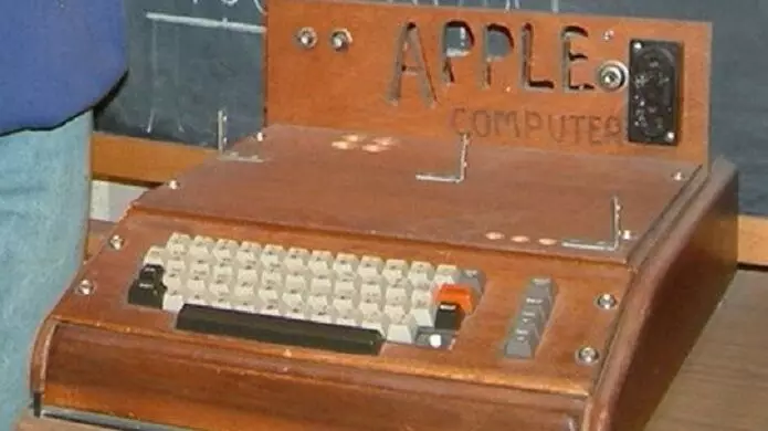 Apple I com teclado e caixa de madeira