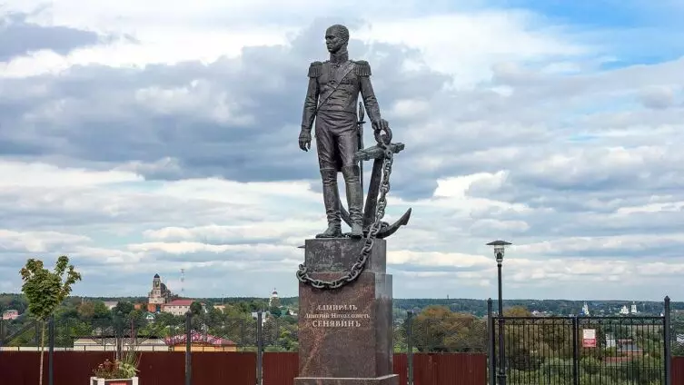 Monumento sa Admiral D. N. Seyhanin sa Borovsk.
