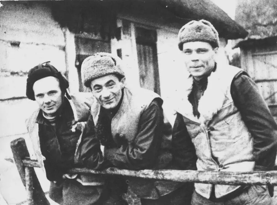 Oorlog korrespondente van die koerant "vir 'n oorwinning!" 9-ste aparte tenk korps IA affodille, MA Svetlov (senter) en M. Kozlowski in Pole, 1944