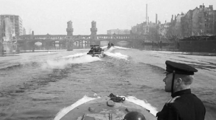 Semi-Monglissors de la flottille militaire Dnieper sur la merde à Berlin près du pont Oberbaumbruck