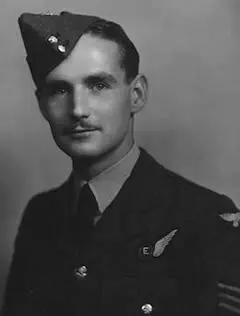 Nicholas Alkemad, Royal Air Force-ren geziak, 18.000 metroko altueratik jaitsiera izan zuen paraxuta gabe