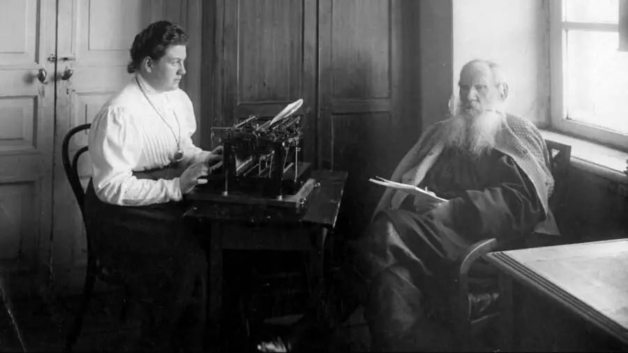 La filla de Lleó Tolstoi Alexandra dicta treball regular a l'habitació "Remington", Yasnaya Polyana, 1909