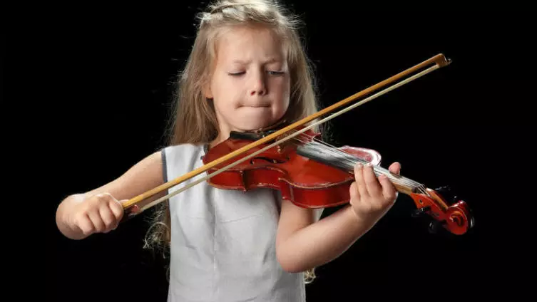 Perché la scuola di musica ti aiuta a studiare presso l'educazione generale della scuola? 29319_1