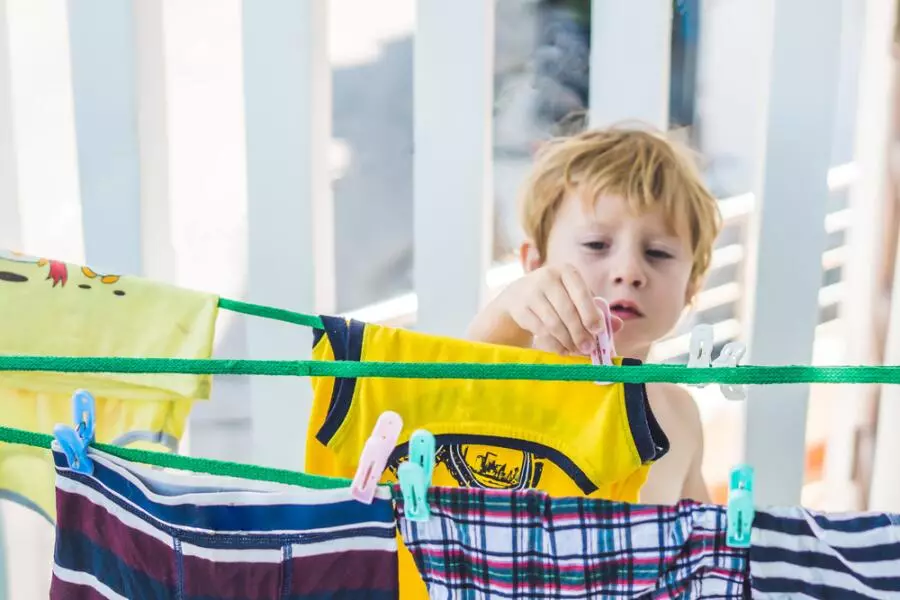 Comment enseigner à un enfant pour aider les parents?