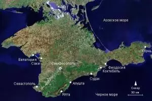 Vido de la Krimea Duoninsulo de Kosmo
