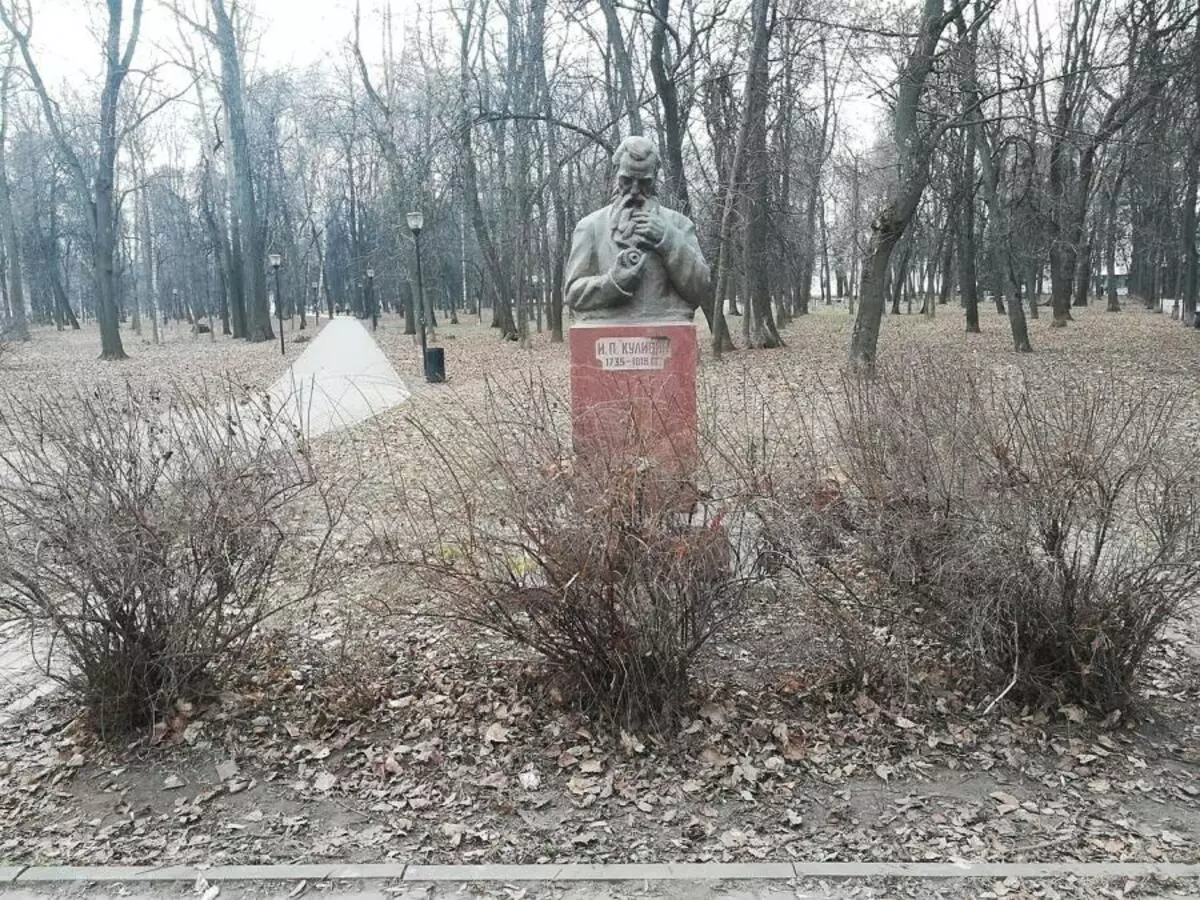 Споменик Ивану Петровичу Кулибину у Нижњи Новгороду