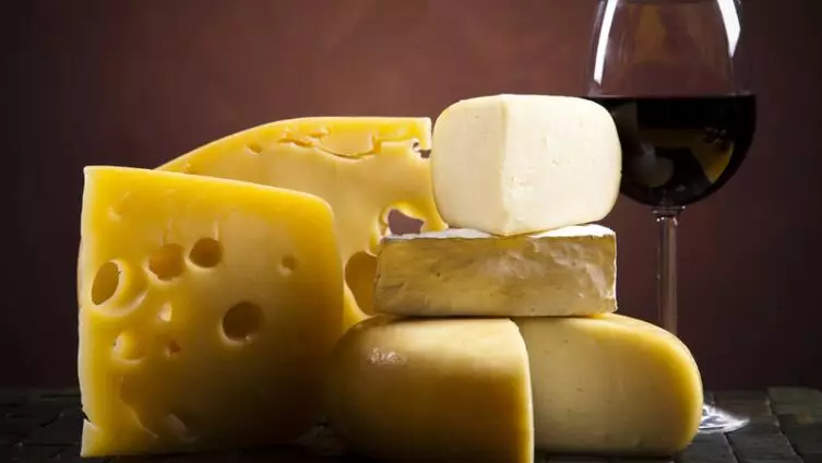 Кои јадења може да се готват со сирење? 30881_1