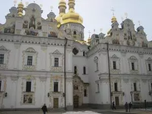 Nitosi Katidira ti Asopọ ni Kiev-Pelckersk Lavra ni Ile-isinku NB DOLGrufunkuh ati ọmọ Dmitry ọmọ rẹ