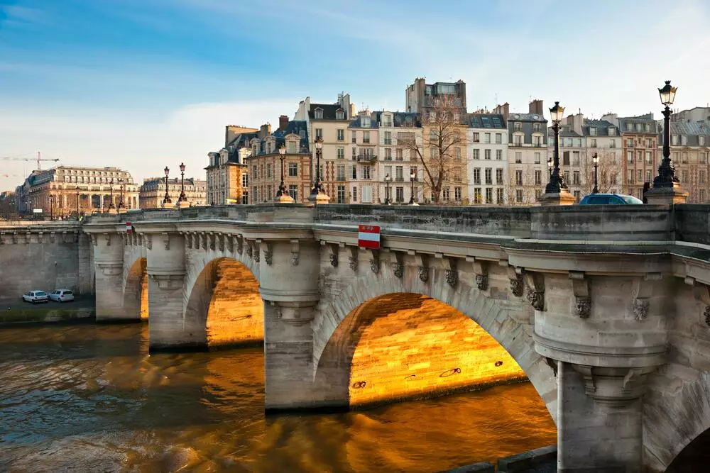 Bagaimana Paris berbeda dari kota kita, dan orang-orang kita dari Paris?