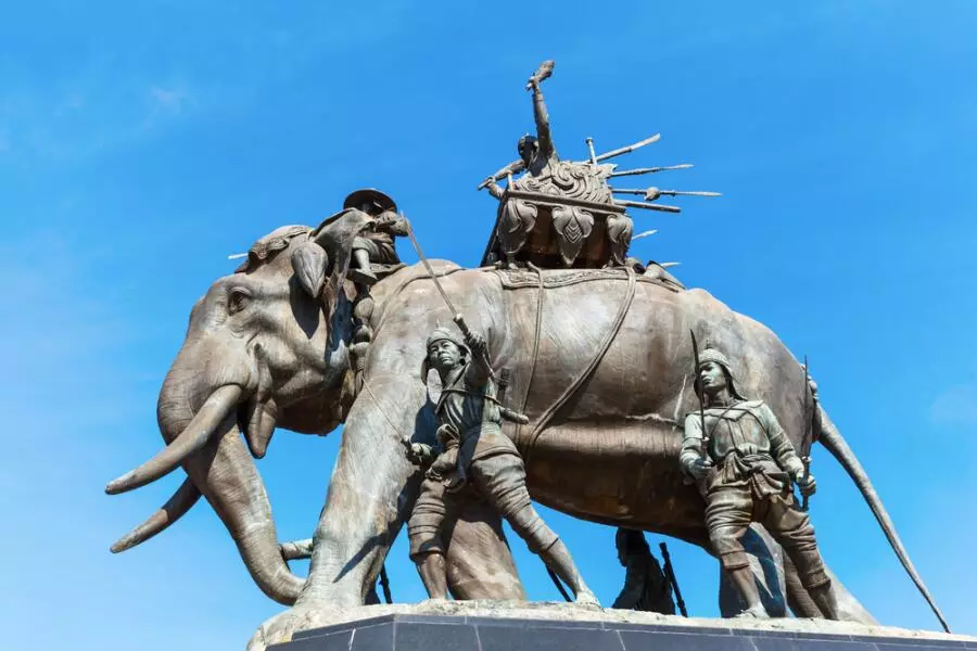 Monumento en la urbo Ayutthaya, Tajlando