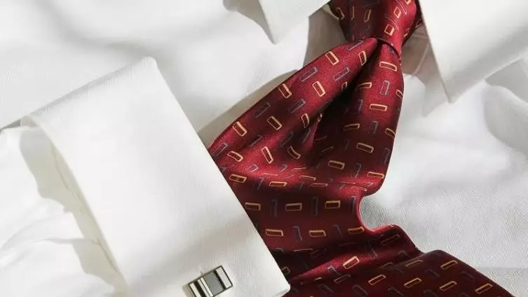 Πώς να επιλέξετε ένα πουκάμισο και γραβάτα για ένα κοστούμι; 31531_1