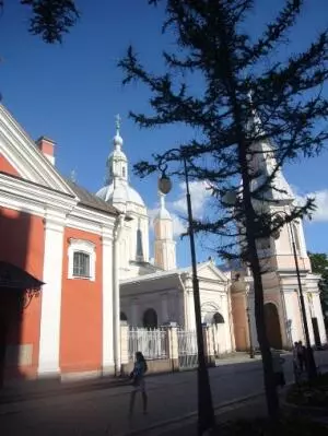 Iglesia ng Tatlong Saint at Andreevsky Cathedral sa ika-6 na linya ng Vasilyevsky Island