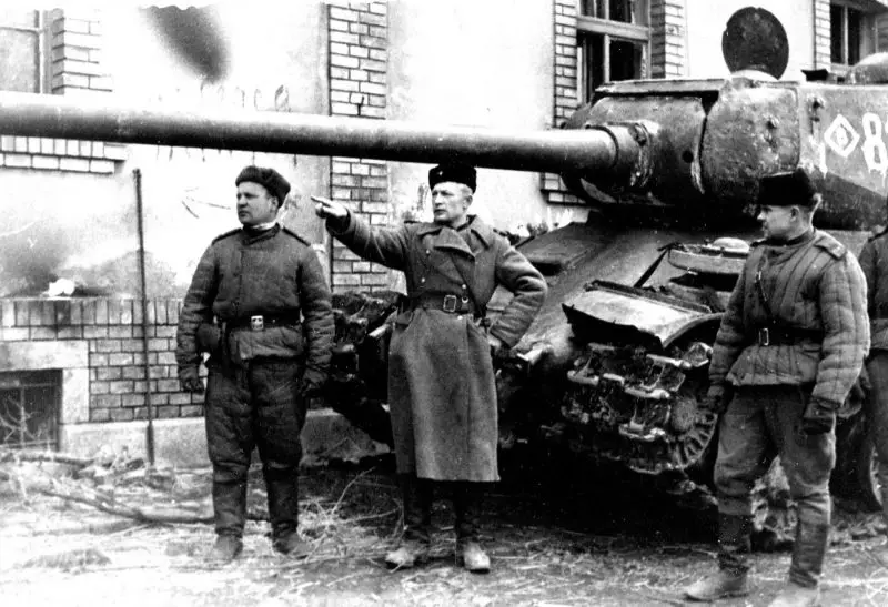 Kòmandan Sovyetik tou pre tank lou se-2