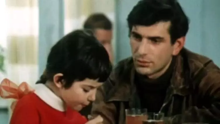 უნდა ვნახო ძველი ფილმები?: "ორი გზაზე" (1973)