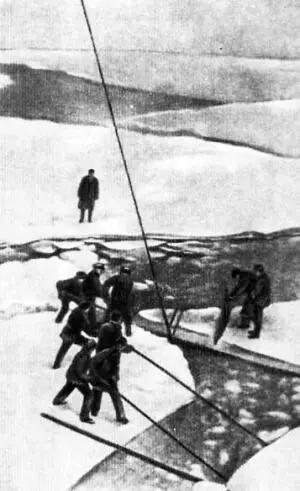 Екіпаж «Єрмака» бере пробу полярного льоду на дослідження. Вдалині на крижині С.О. Макаров