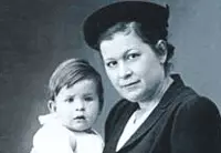 M. Maksakova avec une petite fille Lyudmila.