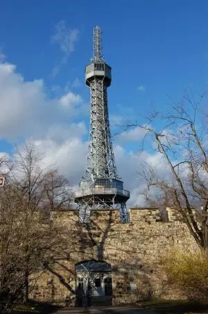 Tornet på Petřín Hill är en exakt kopia av skapandet av Gustava Eiffel i Paris.