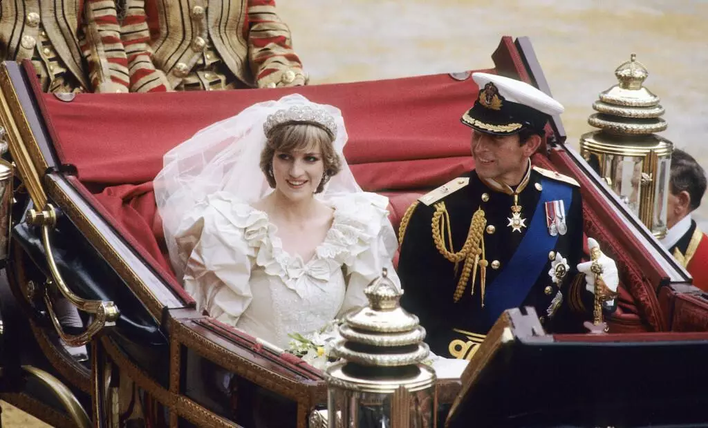 Princess Diana, Prince Charles, Camilla Parker. Racconto su cenerentola o racconto del primo amore?