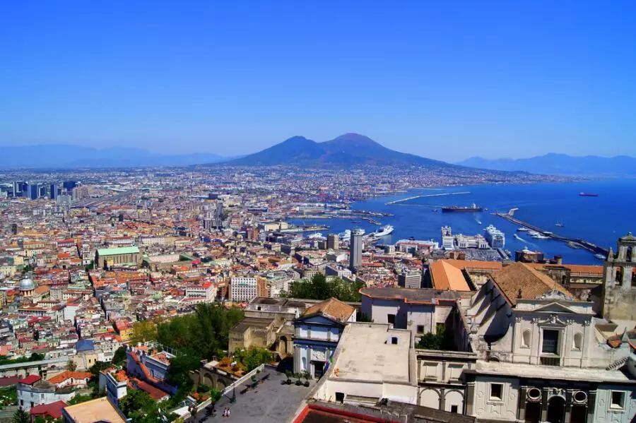 Naples, ndeleng Vesuvius