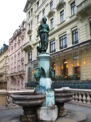 Mula sa eleganteng fountain na ito ay nagsisimula sa hagdanan ng filgraderstig