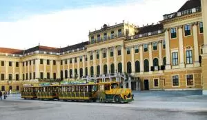 Nan teritwa a gwo nan Schönbrunna, li se pratik yo monte sou yon tren elatriye