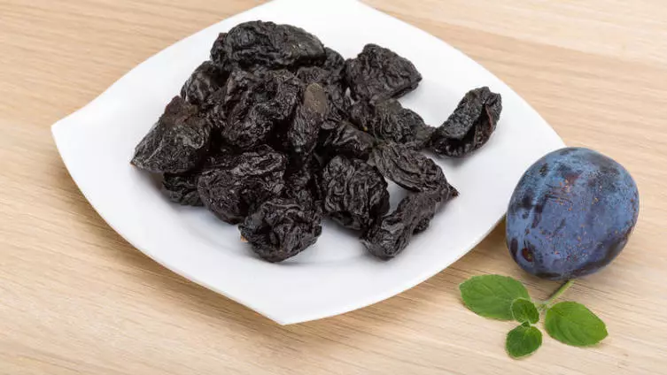 რა უნდა საზ prunes? ათი რეცეპტები ყველა გემოვნებისთვის