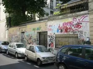 Graffiti na cześć HesBura na ścianach swojego domu w Paryżu