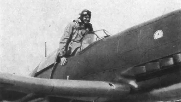 Stepan Suprune sa harap ng isang nagpapahiwatig na flight sa heinkel plane sa Rostock, 1940