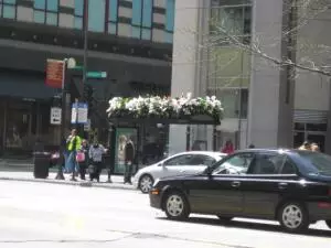 Normale Bushaltestelle an der Golden Mile Michigan Avenue im April