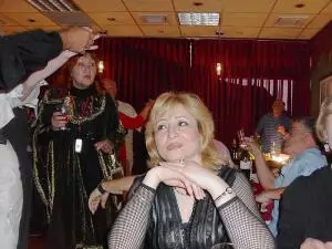 Toată lumea dansează. Într-o mică vinătorie - o brandy reală. Fotografie de autor