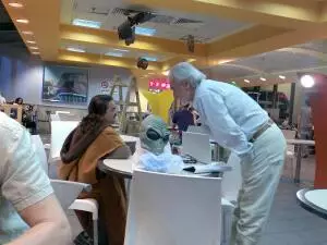 Moment de travail. À droite - l'écrivain de script et l'artiste de l'un des rôles. Photo de l'auteur