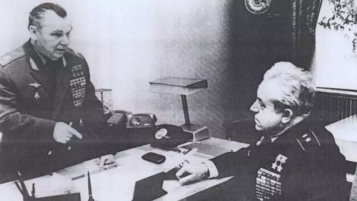 Trong bức tranh thập niên 80, Ass với ba lần anh hùng của Thống chế Liên minh Liên Xô Kozhevubom