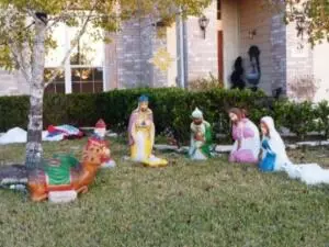 Figuren in het huis met de kerst van Jezus Christus.