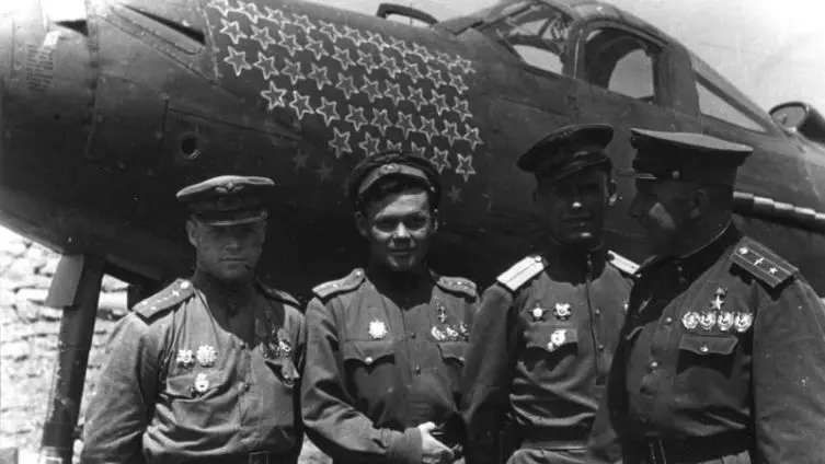 Combat friends have aerocobra. From left to right: Double Hero of the Soviet Union Alexander Clubov, twice the hero of the Soviet Union Grigory Rchchkalov, Hero of the Soviet Union Andrei Labor and the commander of the 16th Guyap Hero of the Soviet Union Boris Glinka