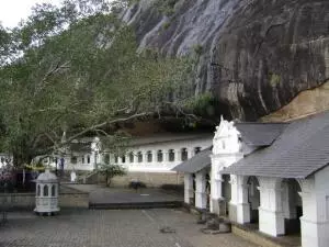 Vue du temple de la grotte à dambulla