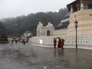 Temple de la dent Bouddha (le palais royal est visible, contrôle de la police et portes principales dans lesquelles le camion s'est cassé)